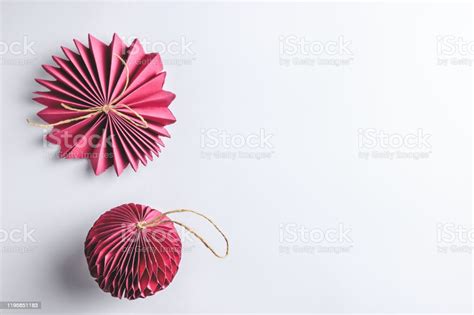 흰색 배경에 트렌디 한 종이 장식크리스마스 배경입니다 맨 위 보기 공간을 복사합니다 플랫 레이 12월에 대한 스톡 사진 및 기타
