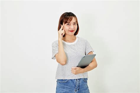 젊은 아시아 여성 회사 직원이 웃고 디지털 태블릿을 들고 하얀 배경에 서 있다 복사 공간 35 39세에 대한 스톡 사진 및 기타