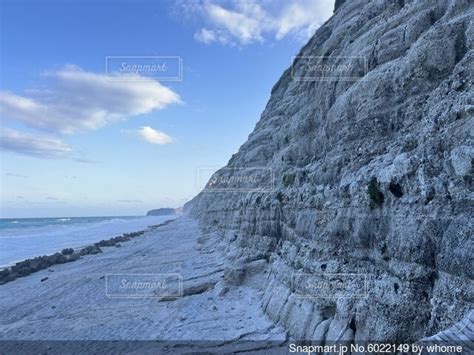 白い砂浜新島白ママ岩壁の写真・画像素材 6022149 Snapmart（スナップマート）