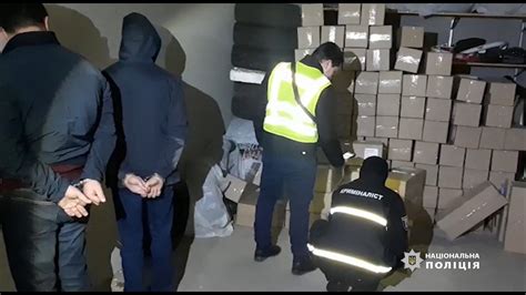 У Києві поліцейські викрили групу розбійників які відібрали у підприємця 100 000 штук медичних