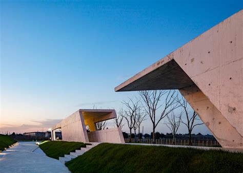 Zigzagging Concrete Veranda Built In Shanghai Agricultural Park