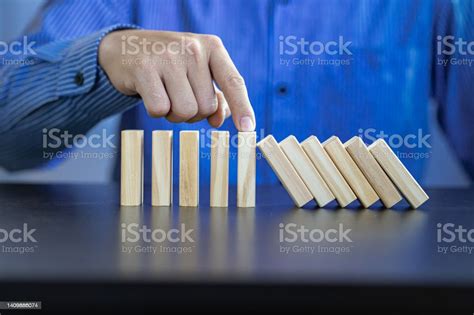 비즈니스 위험 및 전략 손 떨어지는 나무 블록 도미노 떨어지는 블록 방어 및 보안 예방 및 문제 해결 개념을위한 개발의 결과