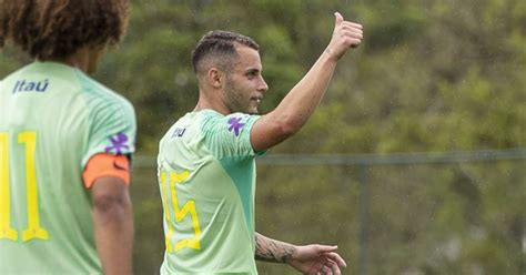 Volante do Coritiba marca gol em jogo treino e ganha moral na Seleção