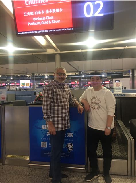 2018年11月7日 上海 公司董事长殷红兵携ceo张婷工程部许秀洋欢送多米尼加客人mustafa回国