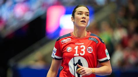 Dale Og Nygaard På Tribunen Mot Angola Nrk Sport Sportsnyheter Resultater Og Sendeplan