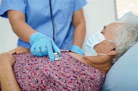 의사는 코비드 코로나 바이러스 보호를 위해 마스크를 착용 한 아시아 노인 여성 환자를 확인합니다 2명에 대한 스톡 사진 및 기타 이미지 Istock