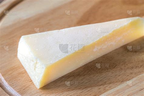木板上的帕达诺奶酪