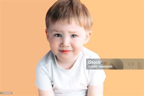 슬픈 생각 근접 촬영 초상화 헤드샷 혼자 오렌지 배경에 피곤 아이를 우울 부정적인 인간의 감정 얼굴 표정 느낌 생활 인식 신체