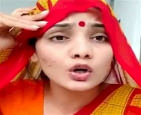 यूपी में का बा वाली लोकगायिका नेहा सिंह राठौर ने गीत में ही संविधान