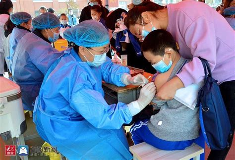 试点先行 青岛莱西市香港路小学学生率先进行新冠疫苗接种 海报新闻