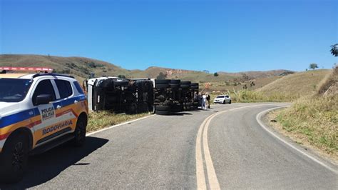 Caminhão Carregado De Carne Perde O Freio E Tomba Na Mg 126 Em Bicas