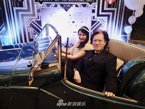 陈少霞陪富商老公参加聚会，坐豪车穿华服，阔太风光无限凤凰网