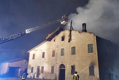 Incendio Nella Notte Casolare Abbandonato Distrutto Dalle Fiamme La Nuova Ferrara