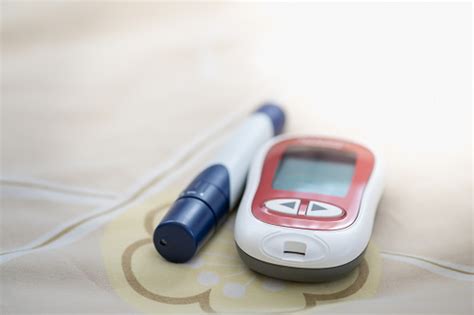 아침에 침대에 체크 혈당 수준에 대 한 첨 두와 포도 당 미터의 닫습니다 의학 당뇨병 Glycemia 건강 관리 그리고 사람들