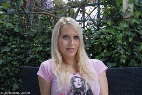 Hausbesuch Bei Pornostar Und Diakonie Mitarbeiterin Julia Pink Sonntags