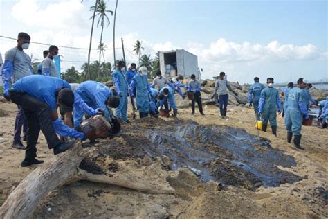 තෙල් කාන්දුවෙන් ඇති වූ පරිසර හානිය අවම කරන්න නාවික හමුදා සහය