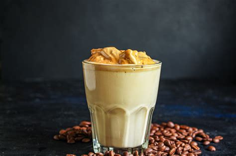 달고나 커피 트렌드 아이스 드링크 카푸치노 또는 라떼 푹신한 크리미 휘핑 메뉴 개념 건강 한 식사 음식 배경 상단보기 복사 공간 0명에 대한 스톡 사진 및 기타 이미지