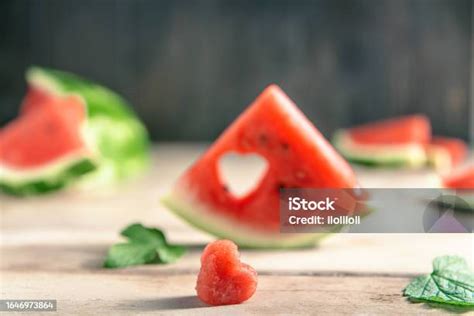 하트 모양의 구멍이 있는 잘라낸 수박 조각 여름 기쁨 행복 맛있는 음식 0명에 대한 스톡 사진 및 기타 이미지 0명 개념 건강한 식생활 Istock