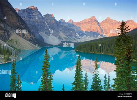 Glazial Moraine Lake Im Valley Of The Ten Peaks Banff Nationalpark