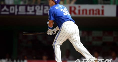 포토 투런포 이승엽 시원하게 넘어갔구나