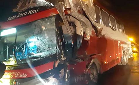 Acidente Entre ônibus Com 33 Passageiros E Caminhão Deixa Um Morto E 2