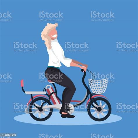금발의 여자 자전거 자전거 행복 소녀 승마 빈티지 스타일 자전거 블루 배경 여성 만화 캐릭터 전체 길이 플랫 거리에 대한 스톡 벡터 아트 및 기타 이미지 Istock