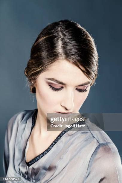 232 Stock Fotos Und Hochauflösende Bilder Zu Young Down Blouse Getty