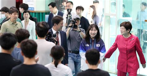 금의환향하는 최연소 금메달 반효진