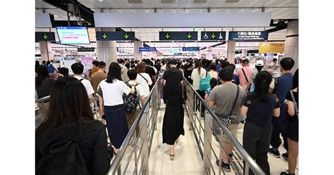 Над 460 000 души са влезли в Хонконг през първия ден на майските празници