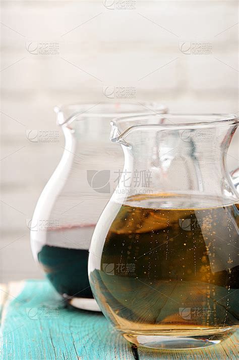 白色背景的玻璃罐里的冷果汁