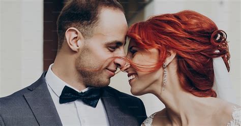 결혼식 커플은 교회를 배경으로 결혼식에서 서로 웃고 있다 세련 된 신랑 신부가 포옹 감정적 인 순간 텍스트를위한 공간 사진 Unsplash의 유행 이미지