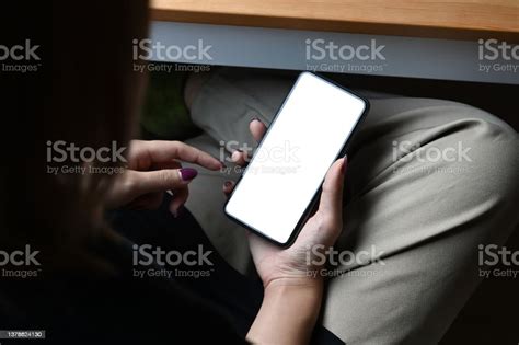 그래픽 디스플레이 몽타주를위한 빈 화면으로 스마트 폰을 들고 보기를 닫습니다 Brand Name Smart Phone에 대한