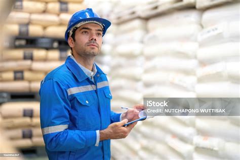 백인 유럽 남성 엔지니어의 반신 샷 플라스틱 산업에 서 창고에 있는 제품 살펴보기 헬멧과 유니폼을 착용하십시오 펜과 메모 목록 들고 30 34세에 대한 스톡 사진 및 기타