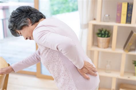 【画像・写真2枚目】1日3分「くるみ割り」押し＆「窓全開」押し！首を押すだけで腰痛も頭痛も改善 女性自身