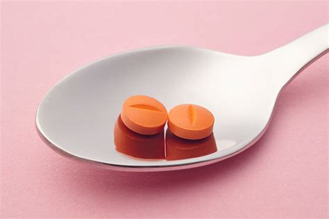 알약과 숟가락 세부 사항 분홍색 배경 메디 케이드 치료 H 0명에 대한 스톡 사진 및 기타 이미지 0명 건강관리와 의술