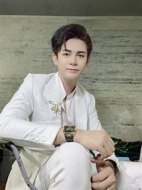 นิว มุกดา คือใคร ประวัติและผลงานของพระเอกหมอลำ นิว มุกดา