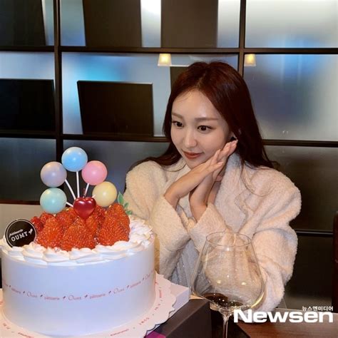 박지영 아나운서 생일 케이크 바라보며 행복 미소 손에 잡히는 뉴스 눈에 보이는 뉴스 뉴스엔