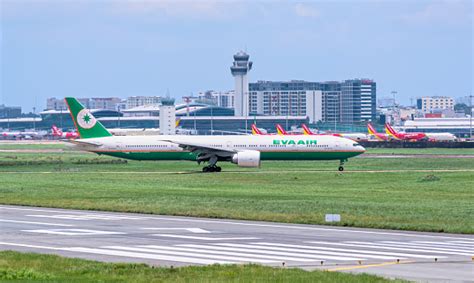 Pesawat Boeing 777 Dari Eva Air Terbang Untuk Mendarat Di Bandara
