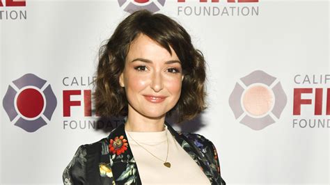 Milana Vayntrub Atandt