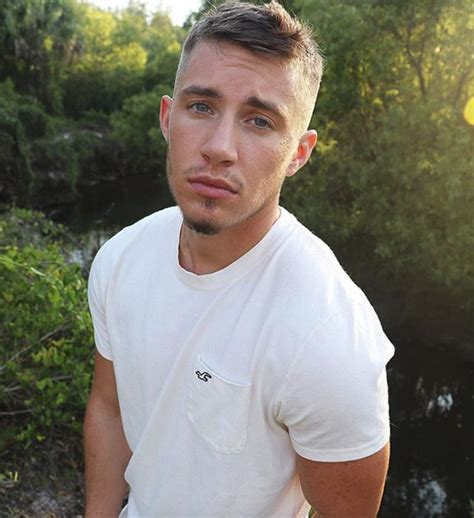 Красива дівчина за 2 роки перетворилася в чудового хлопця