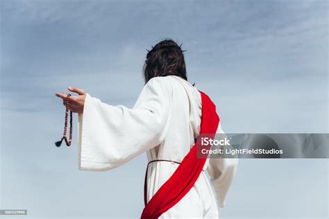 가운 빨간 창틀과 푸른 하늘에 대 한 묵 주를 들고 가시의 크라운에 예수의 뒷면 예수에 대한 스톡 사진 및 기타 이미지 예수