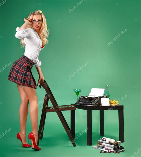 Secretary In A Short Skirt And Stockings Typing On A Typewriter — Stock