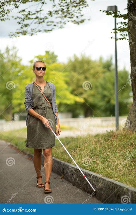 Blinde Vrouw Die Op Straat Loopt Met Haar Witte Riet Stock Foto Image Of Assistentie Helpen