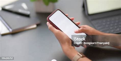 빈 화면 스마트 폰을 들고 젊은 전문 사업가의 클로즈업보기 개념에 대한 스톡 사진 및 기타 이미지 개념 개념과 주제 검은색 Istock