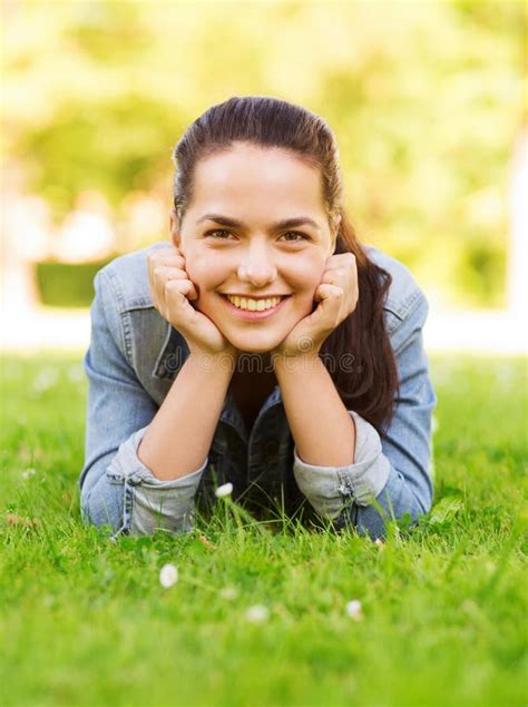 Glimlachend Jong Meisje Die Op Gras Liggen Stock Afbeelding Image Of