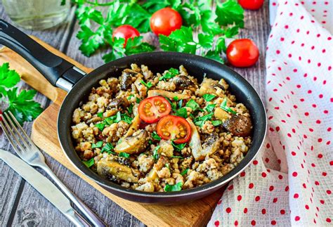 Фарш с грибами на сковороде рецепт с фото пошагово - 1000.menu