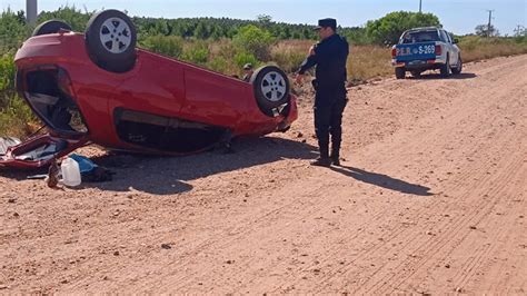 Auto despistó y volcó en camino de ripio la joven conductora circulaba