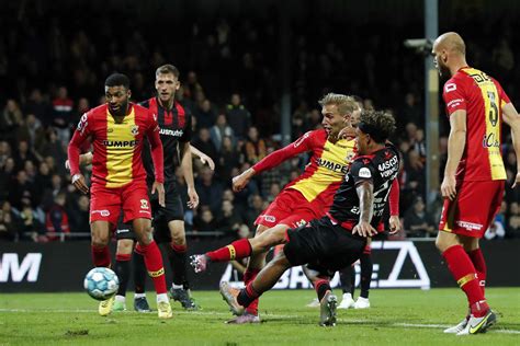Finn Stokkers Redt Diep In Blessuretijd Punt Voor Go Ahead Eagles Tegen