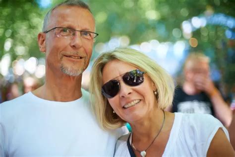 Older Women Dating Younger Men Psychology And Relationship Dynamics