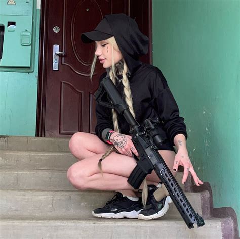 На Варшавской улице полицейские схватили трех наркоторговцев с кучей дури Задержали в том числе